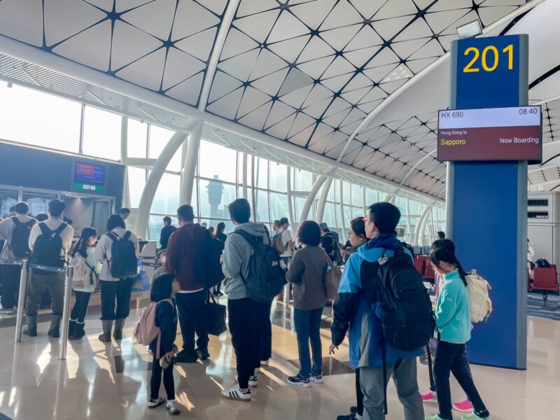 【HKDL春】4か月で若干変化！新千歳⇔香港の香港航空直行便！機内食は？座席の広さは？ | meritrip